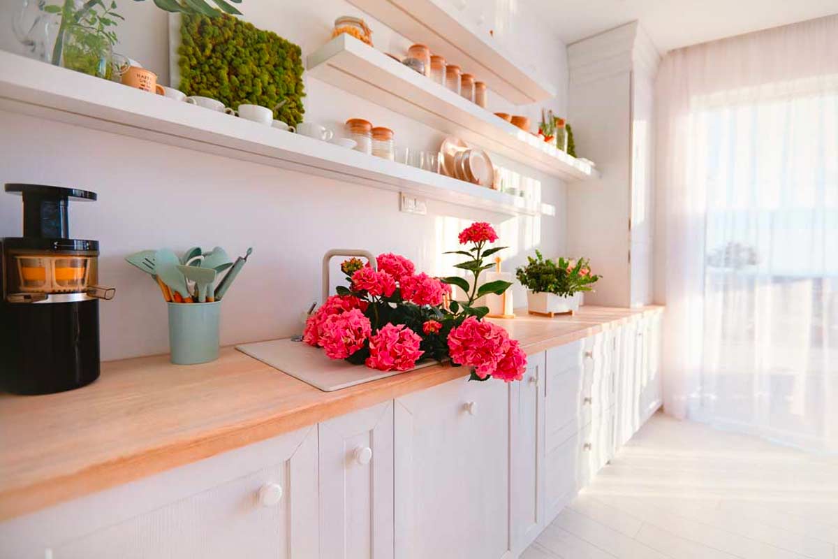 Cucina bianca e legno: come renderla attuale anche dopo anni